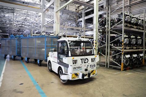 エンジンの工場内搬送の人員を削減 三菱ふそうが自動運転×遠隔管制技術を搭載した無人自動けん引車をテスト トラック総合情報誌「フルロード