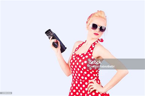 핀업 와 함께 있는 여자아이 오래된 빈티지 시네마 8 M M 카메라 8에 대한 스톡 사진 및 기타 이미지 8 개인 장식품 머리 모양 Istock