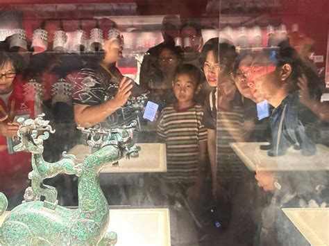 暑期“博物馆热”持续升温折射了什么？观众河南博物院文物