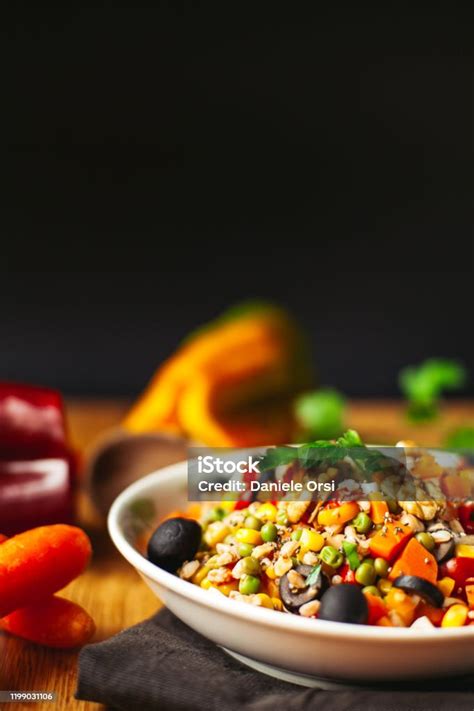 당근 고추 토마토 파슬리 오일 등 몇 가지 재료가 있는 나무 배경의 맞춤 요리 전경 Farro에 대한 스톡 사진 및 기타 이미지