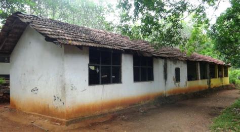 අඩුපාඩු වලින් අඩුවක් නැති පොල් අතු මඩුවේ අකුරු කරන දරුවෝ Photos