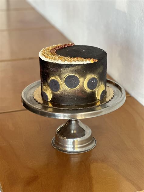 Eclipse Cake For A Customer Dining And Cooking