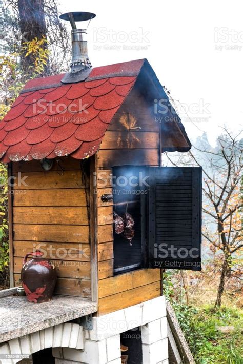 시골의 나무 연기 수제 고기 흡연 전통적인 육류 보존 건강에 해로운 음식 가공육에 대한 스톡 사진 및 기타 이미지 가공육