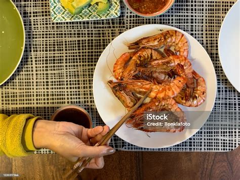 새우 또는 호랑이 새우 아보카도와 저녁 식사 테이블에 흰색 접시에 구운 0명에 대한 스톡 사진 및 기타 이미지 0명 갑각류