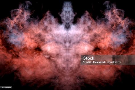 빨간색과 흰색의 공포 영화에서 고립 된 검은색에 두려움의 느낌을 만드는 송곳 니와 귀신의 얼굴 모양에의 색깔된 연기의 신비로운 패턴입니다 개념에 대한 스톡 사진 및 기타