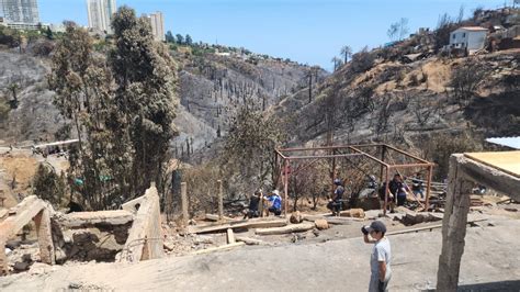 Vecinos De Viña Del Mar Afectados Por Incendio Inician Sus Propias