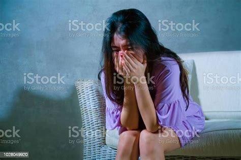 젊은 슬 프 고 우울 아시아 한국 여성 가정 소파 소파 눈물에 절망과 고통 불안 및 우울증 느낌 통증 관계에 외로운 인생 문제 개념 무기력 감정에 대한 스톡 사진 및 기타