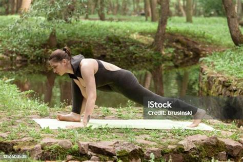 Potret Luar Ruangan Seorang Wanita Muda Melakukan Latihan Yoga Foto