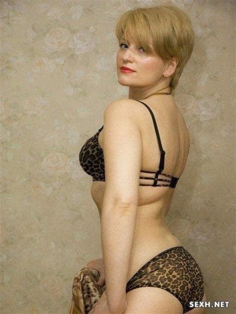 Photo Зрелка приоделась в чулки и леопардовое белье