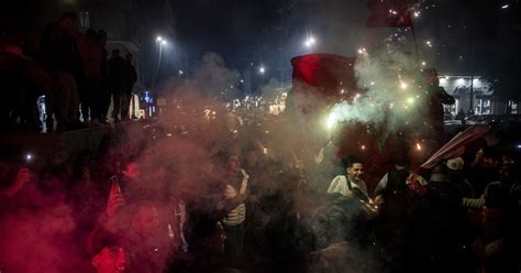Marocco in semifinale esplode la festa Un accoltellato a Milano è
