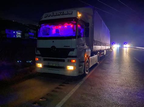 Tokat ta otomobil tıra arkadan çarptı 3 yaralı