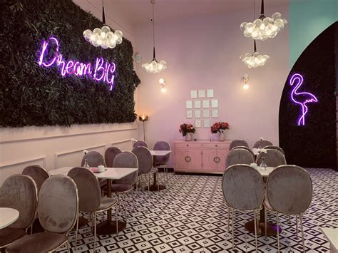 벽에 분홍색 플라밍고 간판이있는 식당 사진 Unsplash의 무료 루가 B 이미지