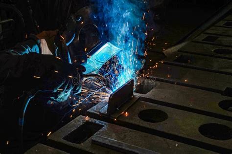 El Soldador De Trabajo Realiza El Trabajo De Soldadura En La Producci N