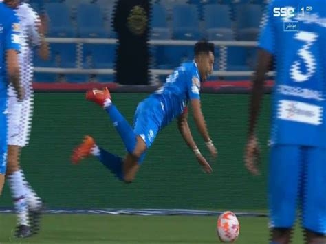 خبير تحكيمي يكشف مفاجأة بشأن ركلة الجزاء المحتسبة للهلال أمام أبها