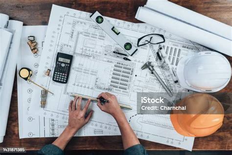 탑 뷰 엔지니어링 사무실 책상 및 계산기 삼각형 눈금자 안전 안경 나침반 블루프린트의 버니어 캘리퍼에 대한 도면 검사 및 쓰기 작업 엔지니어 건축가 산업 및 공장 개념 35