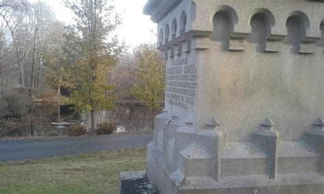 Jonathan Coit Monument With Pond In Background Background Monument Pond