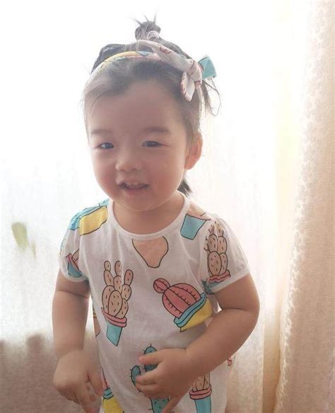 王櫟鑫曬娃換風格不再坑娃，女兒換新髮型，撞臉王詩齡！ 每日頭條