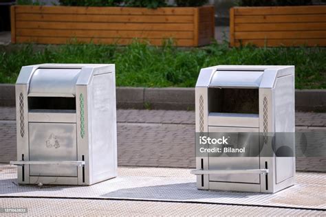 도시 거리에서 재활용 쓰레기의 별도 처리를위한 스테인레스 스틸 쓰레기 캔 개성 개념에 대한 스톡 사진 및 기타 이미지 개성 개념 거리 깨끗한 Istock