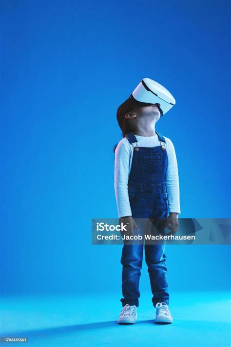안경 가상 현실 메타버스 소녀 미래 디지털 변혁이 파란색 스튜디오 배경에 있습니다 아이 모형 공간 및 비디오 게임 미래 및 혁신을 위한 Vr 헤드셋이 있는 모델 가상현실