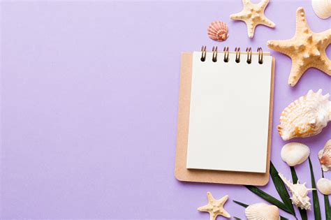 배경에 여름 해변 액세서리가있는 빈 글쓰기 책 복사 공간 복사 공간이있는 플랫 레이 개인 장식품에 대한 스톡 사진 및 기타