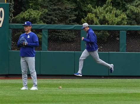 ＜フィリーズ・ドジャース＞試合前、キャッチボールする山本（左）とランニングする佐々木（撮影・沢田 明徳） スポニチ Sponichi