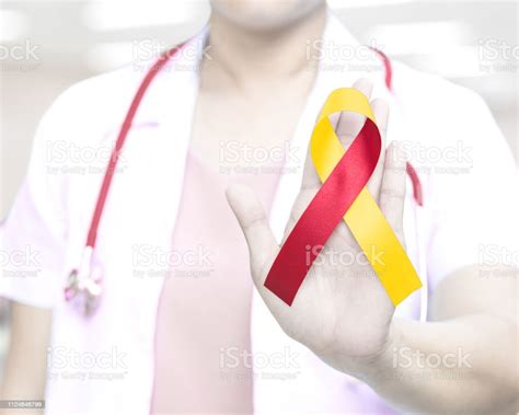 C 형 간염 Hiv Hcv 공동 감염 및 살아남 자살 피해자의 가족 구성원에 대 한 빨간색과 노란색 인식 리본 세계 간염의 날