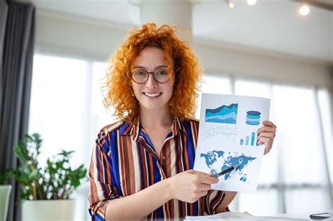 온라인 화상 통화에 차트와 그래프를 제시 하는 집중 된 비즈니스 우먼 노트북에서 고객과 컨퍼런스 콜을 하는 젊은 사업가 비즈니스 가 어떻게 작동하는지 설명하는 젊은 여성