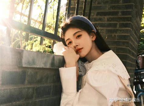 鞠婧祎的蓝色发箍蓝色发箍造型好美好美又被鞠婧祎美到的一天 知乎