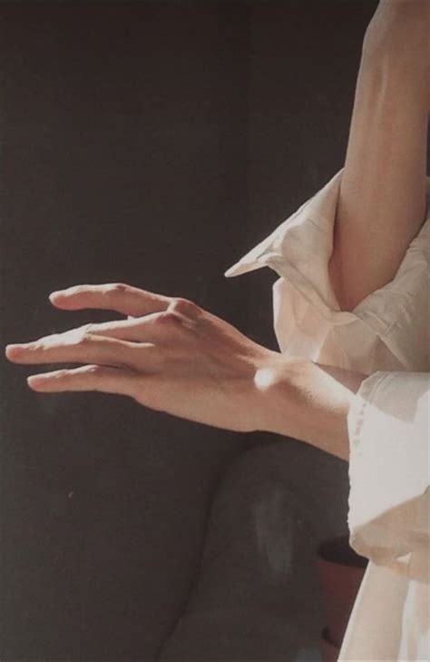 Bibi ความยึดติดน่ะมันน่ากลัว ฉันกลัวเกรง หวงแหน แต่ก็ขลาดเขลา ย้อนแย้งยุ่งเหยิงและสับสน หากเธอ