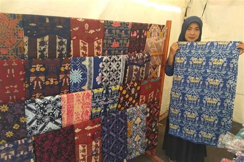 Perajin Batik Chanting Lebak Hadir Pada Festival Seba Baduy ANTARA