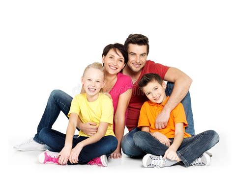 Familia Feliz Con Dos Niños Que Se Sientan En El Suelo Blanco Imagen de