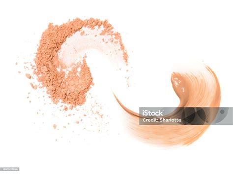 재단과 파우더 흰색 배경에 고립의 두 나선형 베이지색 샘플 페이스 파우더에 대한 스톡 사진 및 기타 이미지 페이스 파우더
