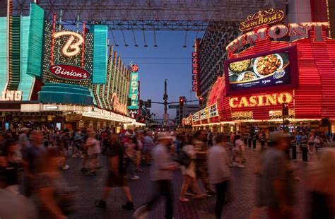 2 People Shot Near Fremont Street Experience Shootings Crime