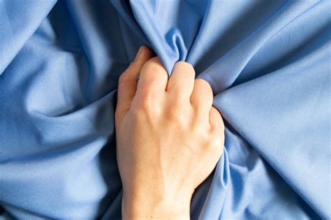 Tangan Wanita Mengepalkan Kain Biru Menjadi Kepalan Tangan Tangan