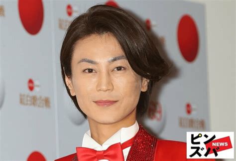 「めちゃくちゃ眩しい美しい」氷川きよし、ピアス揺れるサマーコーデの優美な“フライト待ち”姿に釘付け｜ニュース｜ピンズバnews