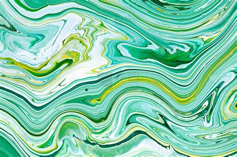流体艺术纹理。背景与抽象彩虹色油漆效果。液体丙烯酸画与流行的混合油漆。可用于网站背景。绿色，蓝色和黄