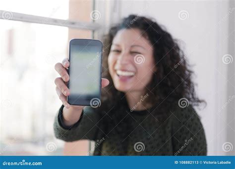 Mujer con el tel fono imagen de archivo Imagen de teléfono 108882113
