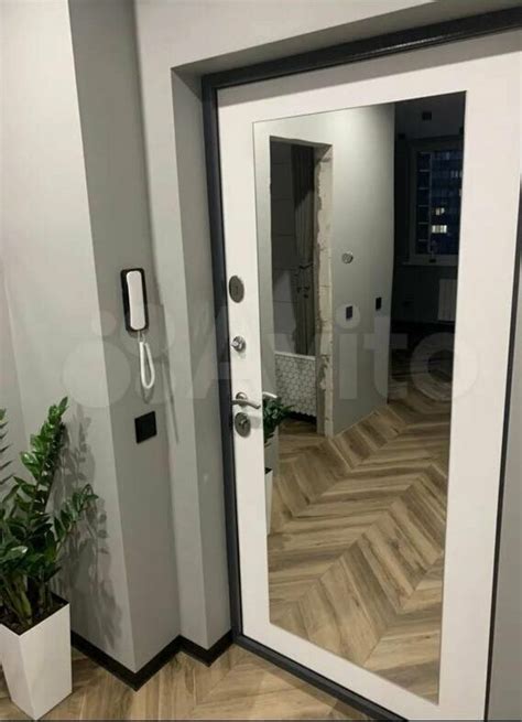 Зеркало на входную дверь с глазком по центру — купить по низкой цене на Яндекс Маркете