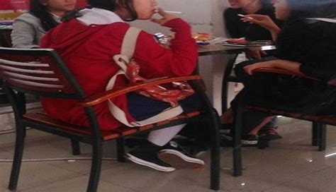 Bolos Sekolah Siswi SMP Ini Malah Nongkrong Sambil Ngerokok Shainginfoz