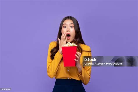 흥분 아시아 여자 보유 팝콘 과 헐떡 거리는 동안 시청 영화 영화관에 대한 스톡 사진 및 기타 이미지 영화관 영화 지켜