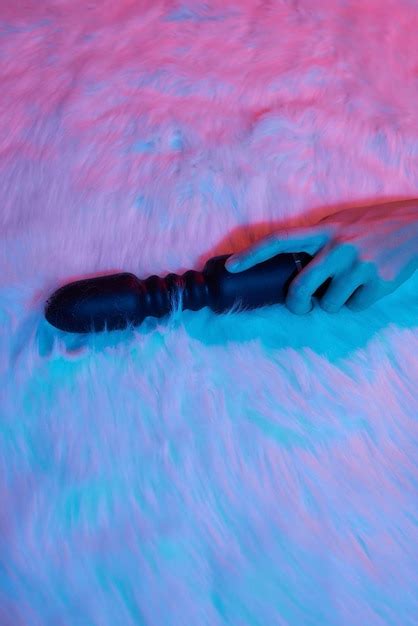 Concept De Désir Femme Allongée Dans Son Lit Tenant Un Gode Vibrateur