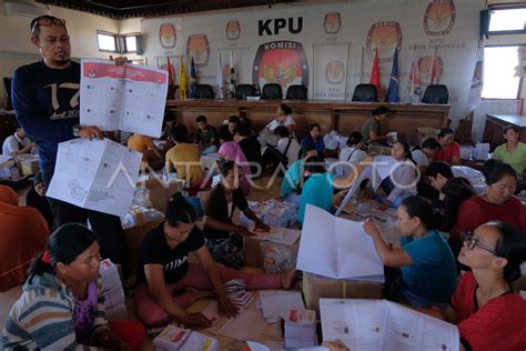 PENYORTIRAN DAN PELIPATAN SURAT SUARA DI KPU DENPASAR ANTARA Foto
