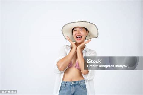 여름 옷과 비치 모자를 쓴 아름 다운 여자가 고립 된 흰색 배경에서 귀여운 포즈를 취하고 있습니다 25 29세에 대한 스톡 사진