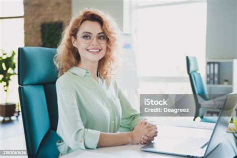 회사 직원 젊은 여자 이빨 미소 노트북 바탕 화면 입고 셔츠 비즈니스 센터 사무실 실내의 초상화 30 34세에 대한 스톡 사진 및 기타 이미지 Istock