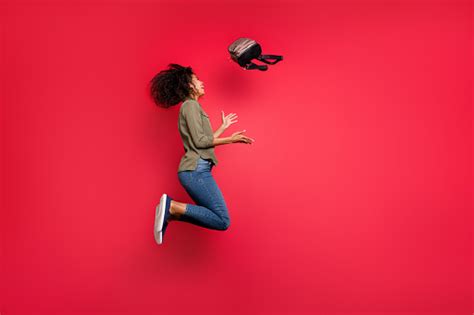 전체 길이 바디 사이즈 사진 의 쾌활 한 긍정적인 귀여운 예쁜 여자 친구 착용 셔츠 청바지 데님 신발 던지는 그녀의 배낭 고립 된 생생한 색상 배경 갈색 머리에 대한 스톡