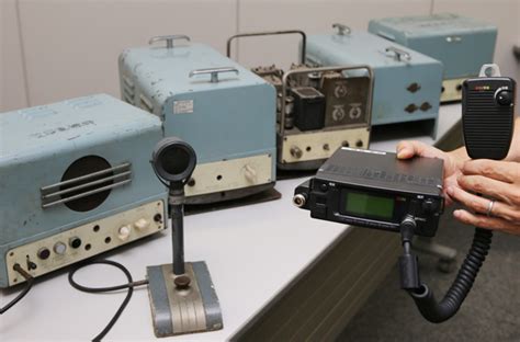 警察の移動用無線機 警察と民間企業が 懐かしの携帯電話 写真特集時事ドットコム
