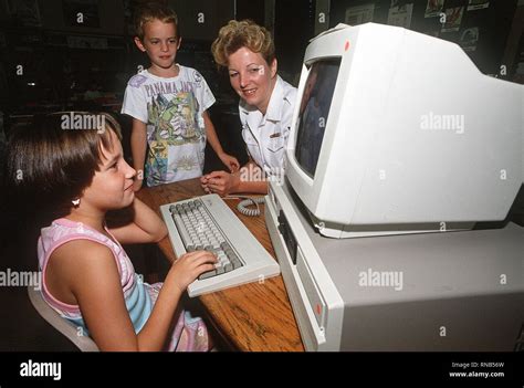 1989 A Data Processing Technician Explains A Computer Program To
