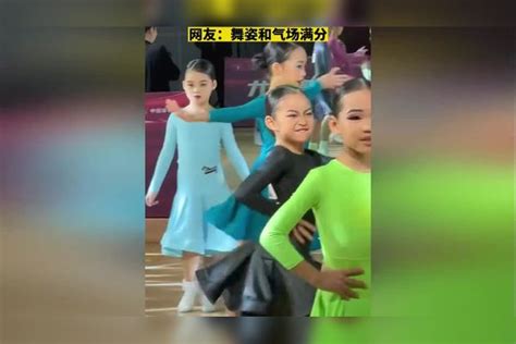 女孩拉丁舞比赛气场全开，轻松夺冠，网友：舞姿和气场满分。