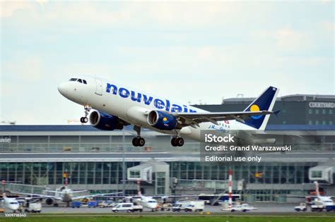 비행기 Tsinr Nouvelair Tunisie에 어 버스 A320214 바르샤바 쇼팽 공항에서 이륙 Airbus A320