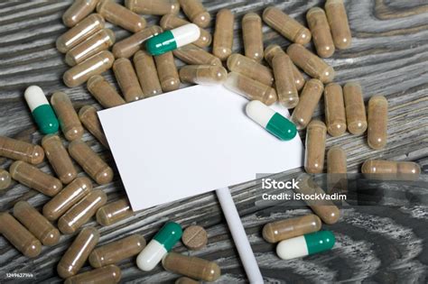 黒と白で塗られた松の板にわずかに異なる丸薬テキストのボックスを持つポインター麻薬密売 アセチルサリチル酸のストックフォトや画像を多数ご用意